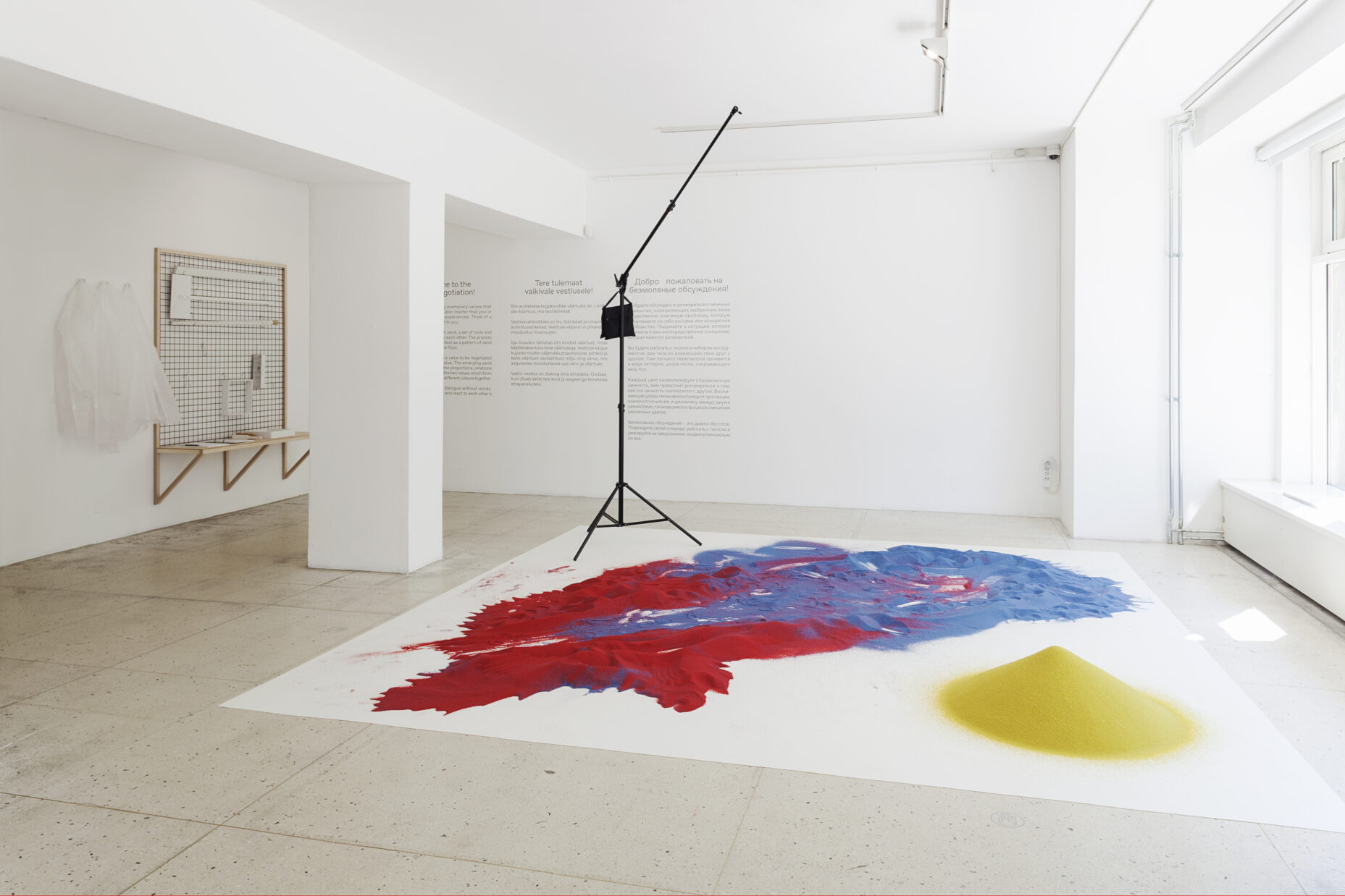 Acting Things VIII – Silent Negotiations by Judith Seng – Sandra Nuut